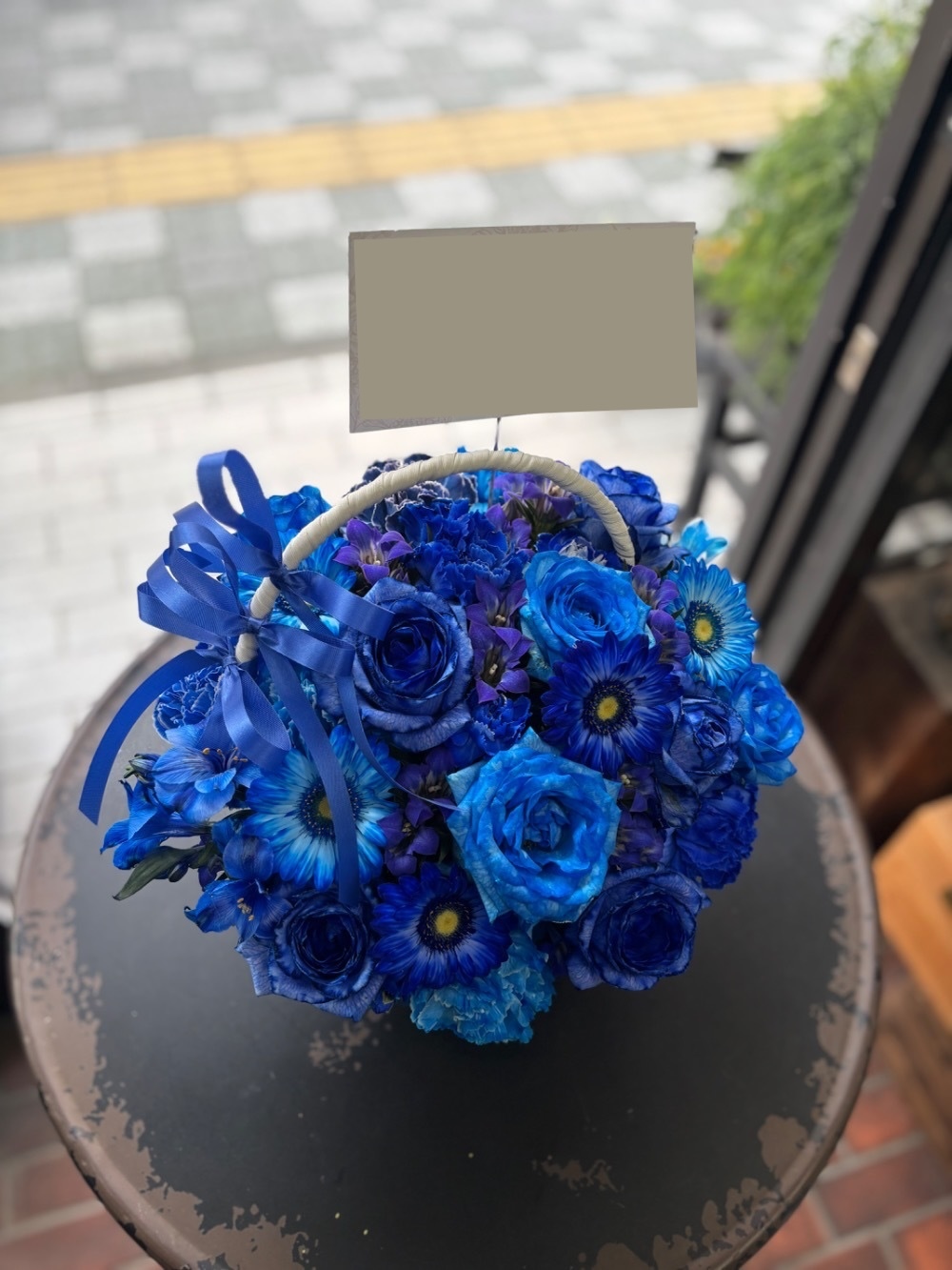 楽屋花 「感謝の気持ちを込めて」ブルーが際立つ上品なご出演祝い花・楽屋花公演・出演祝い|Sakaseru