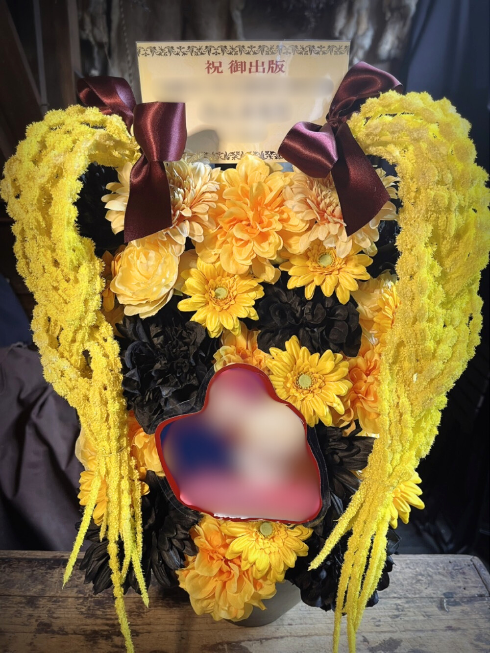 楽屋花 登場キャラのツインテールを大胆にあしらったご出演祝い花・楽屋花握手会・オンラインお話し会|Sakaseru