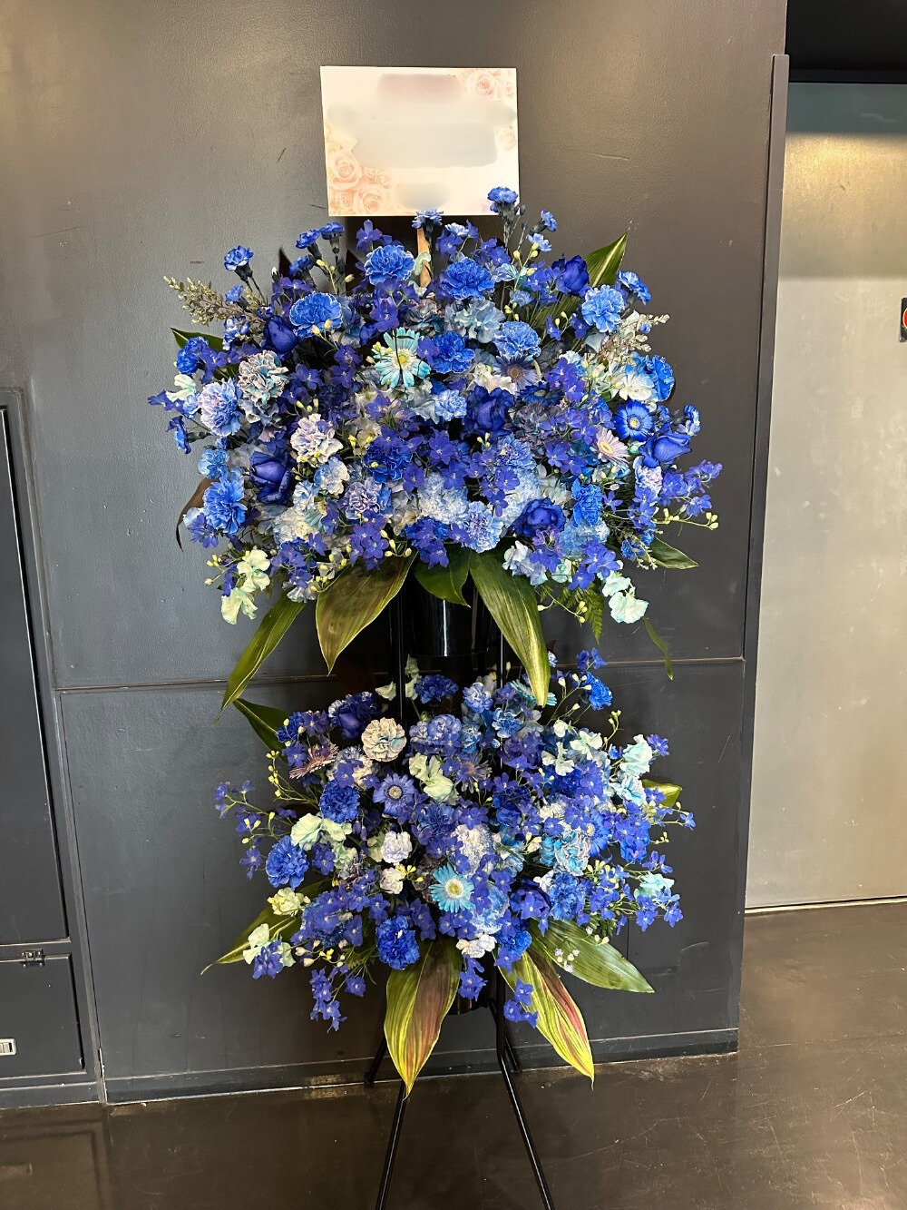 フラスタ ブルーでクールにおまとめしたご出演スタンド花公演・出演祝い|Sakaseru